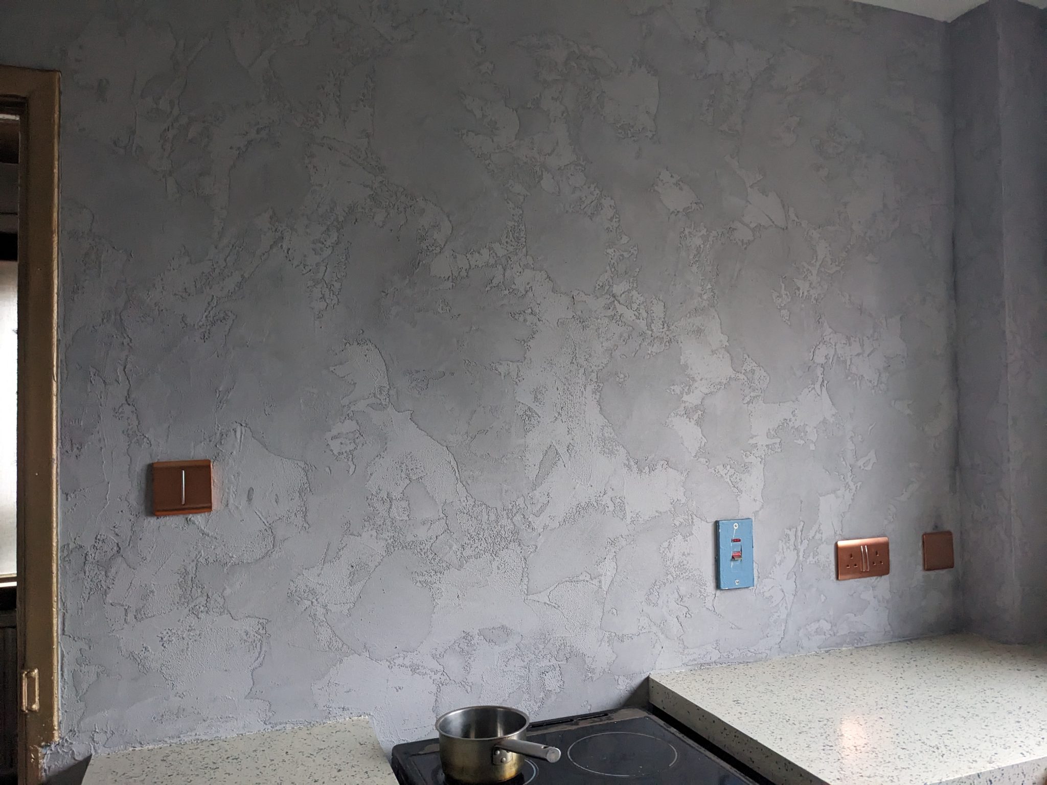 Kitchen Worktop in Spray Granite & Walls in Infinito Venetian | Plaster ...